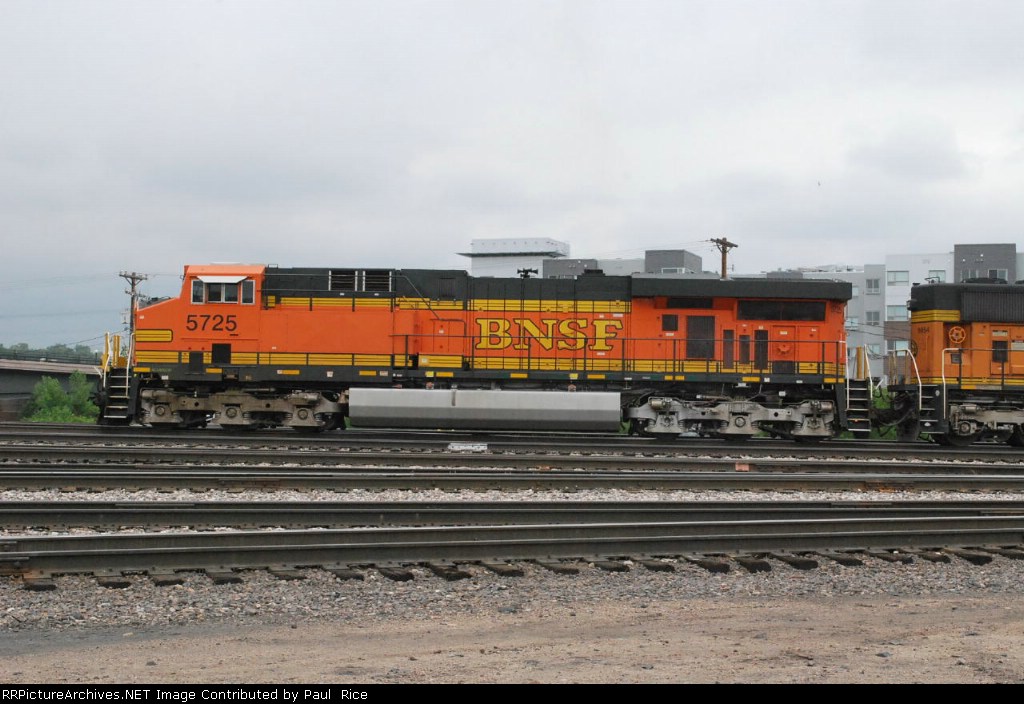 BNSF 5725